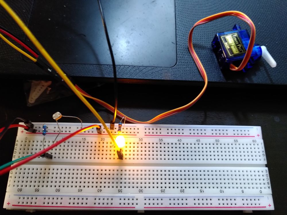 Persiana y lámpara inteligente con Arduino UNO